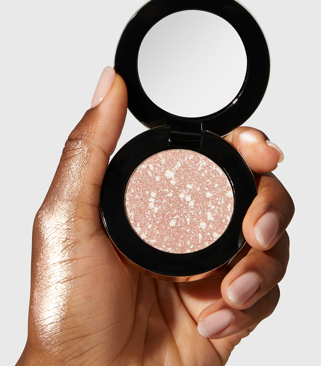 Multi-Chromatic Eyeshadow With A Metallic Finish - MAKE Beauty