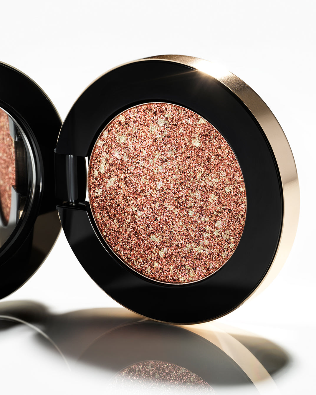 Multi-Chromatic Eyeshadow With A Metallic Finish - MAKE Beauty
