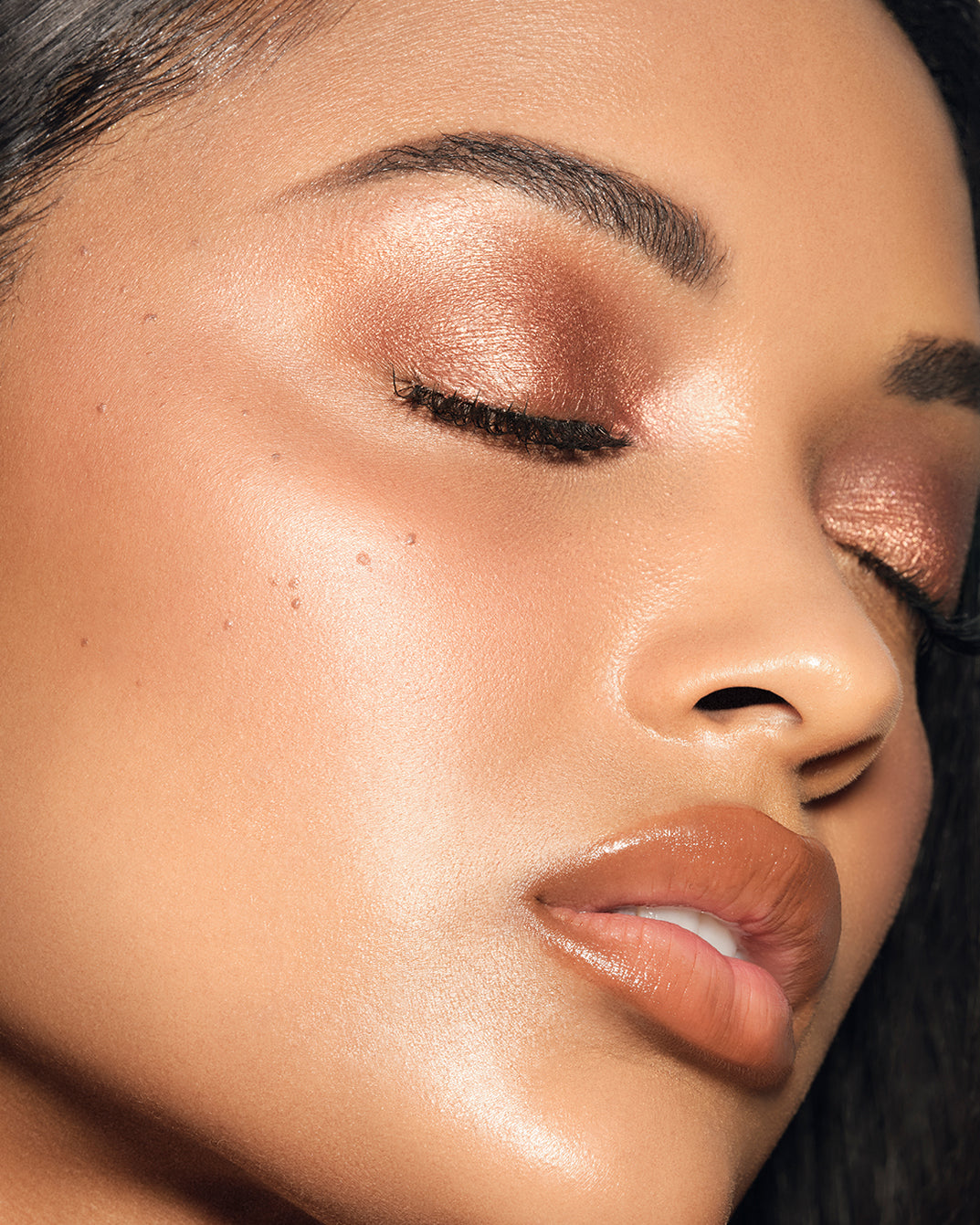 Multi-Chromatic Eyeshadow With A Metallic Finish - MAKE Beauty