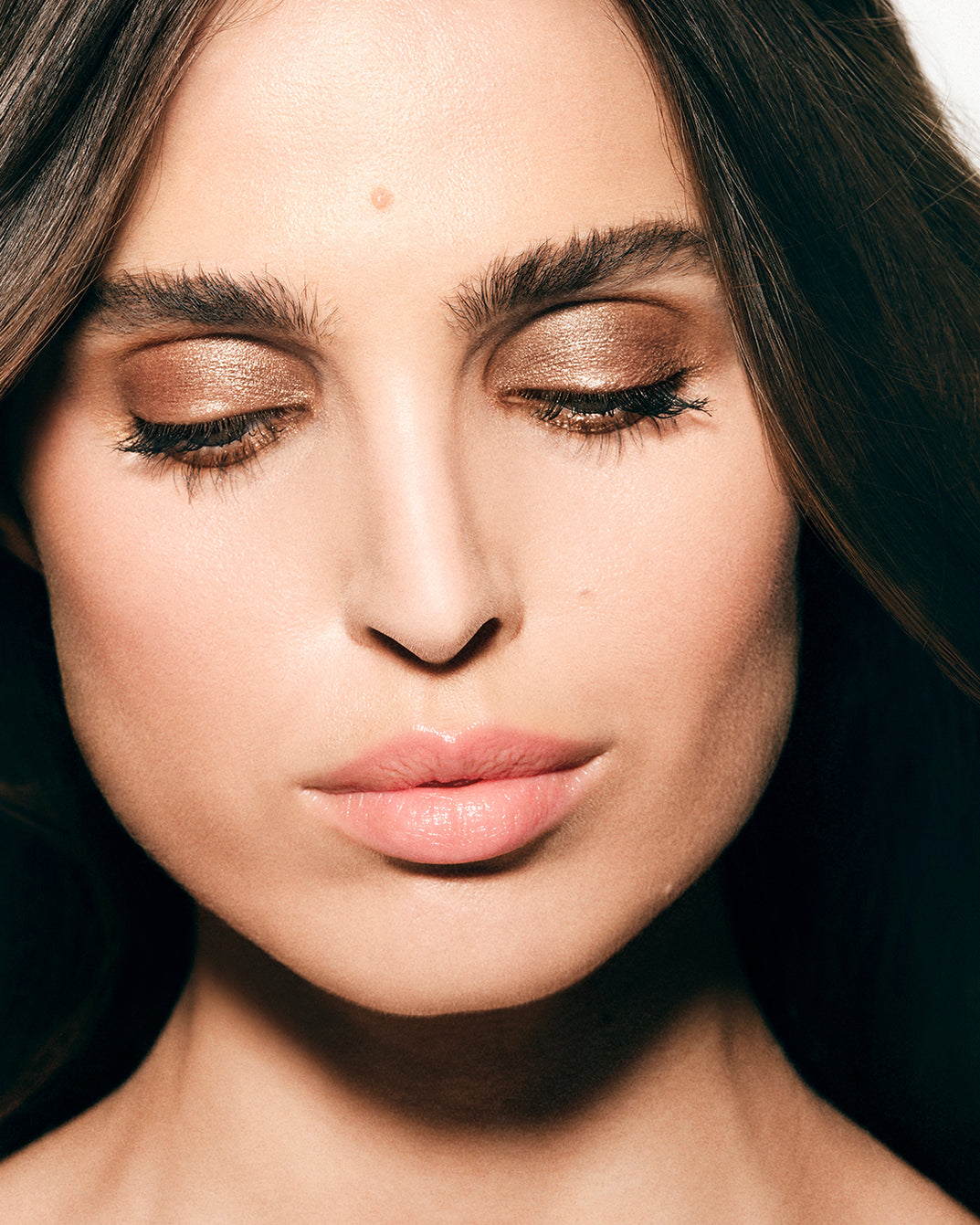 Multi-Chromatic Eyeshadow With A Metallic Finish - MAKE Beauty