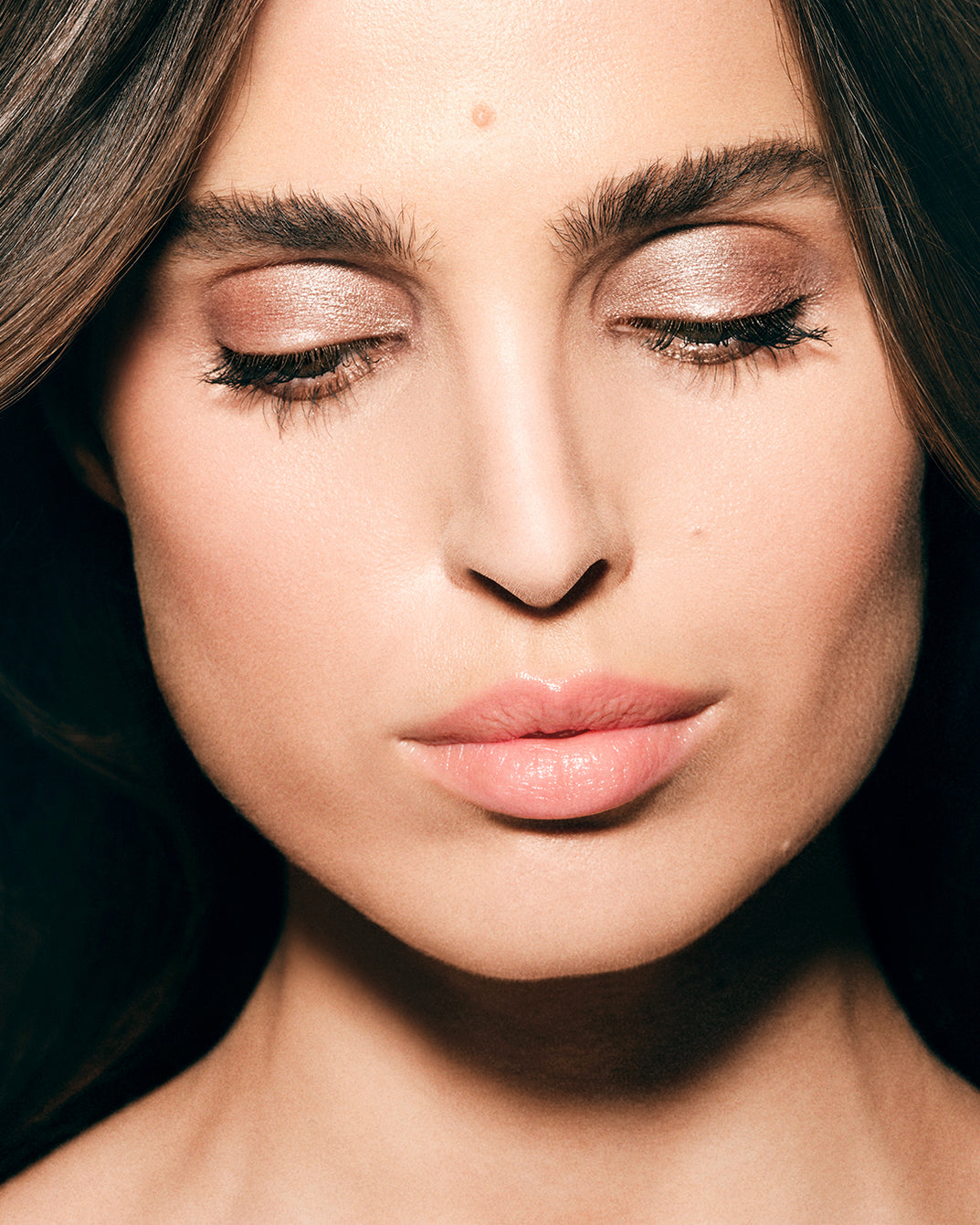 Multi-Chromatic Eyeshadow With A Metallic Finish - MAKE Beauty