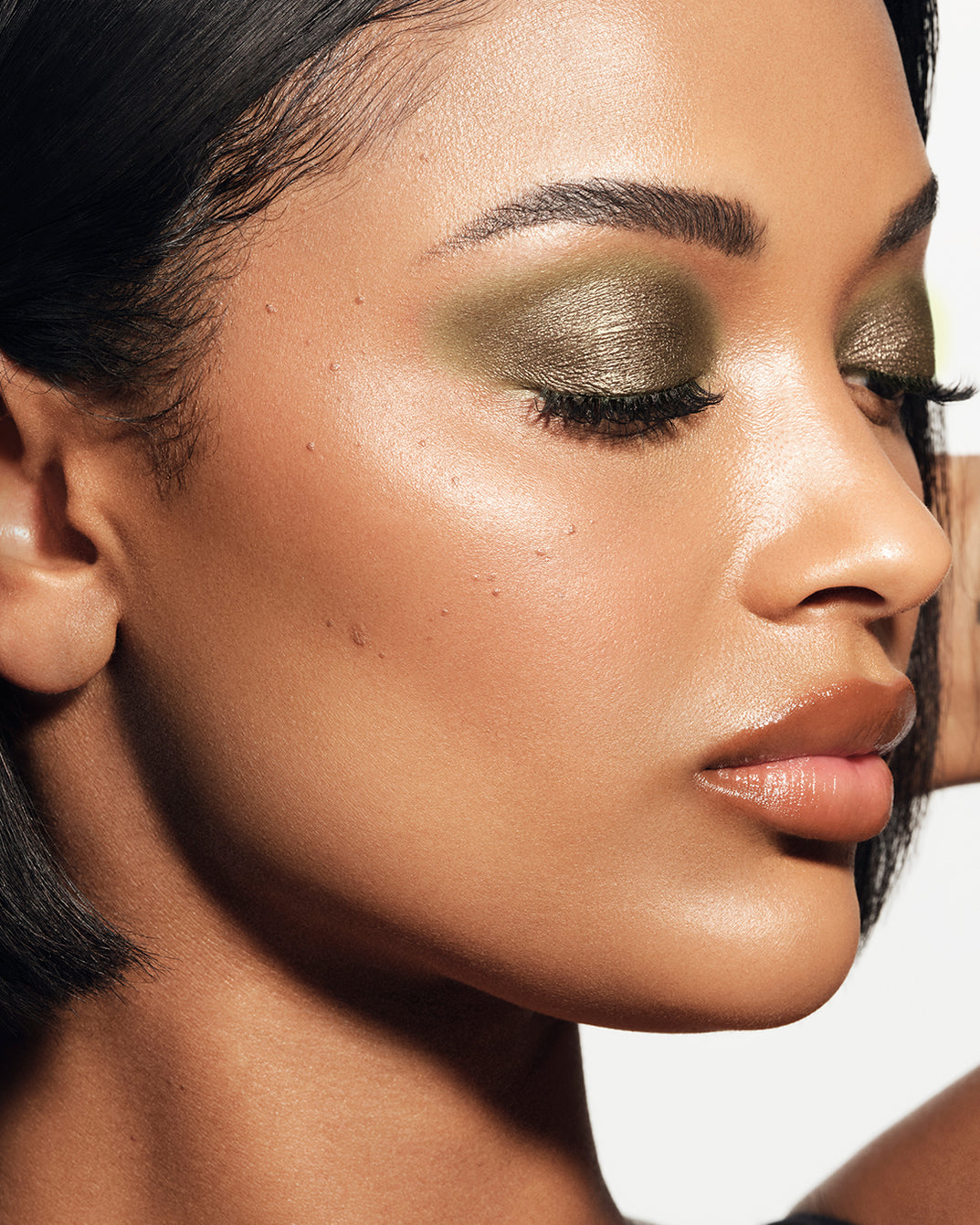 Multi-Chromatic Eyeshadow With A Metallic Finish - MAKE Beauty