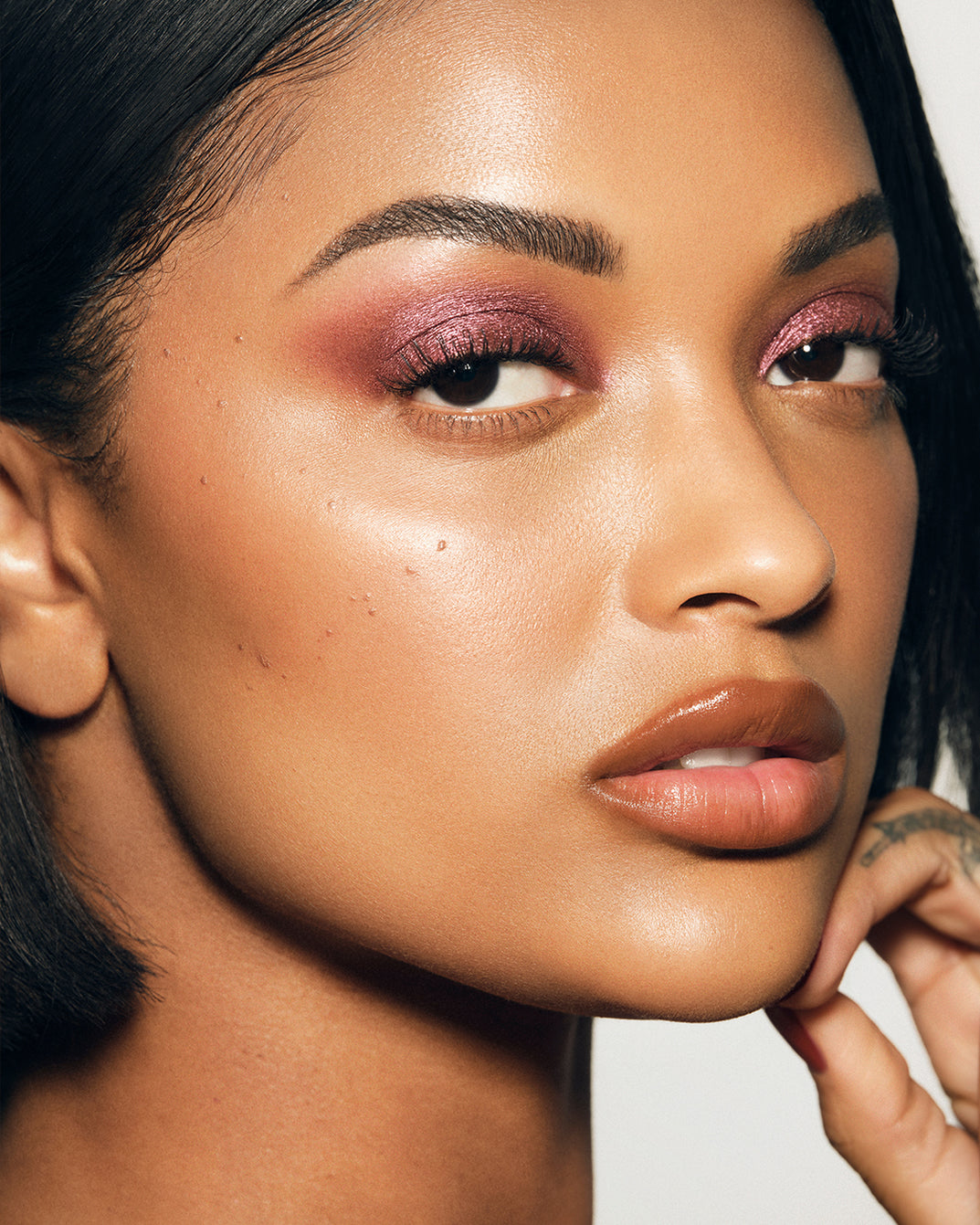 Multi-Chromatic Eyeshadow With A Metallic Finish - MAKE Beauty