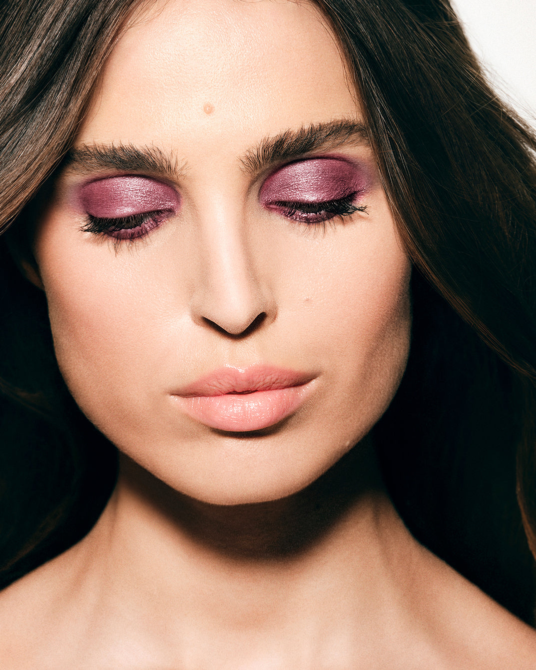 Multi-Chromatic Eyeshadow With A Metallic Finish - MAKE Beauty