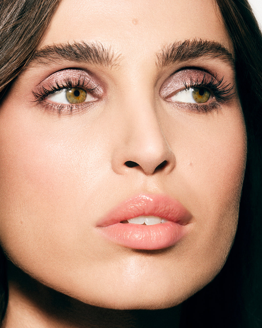 Multi-Chromatic Eyeshadow With A Metallic Finish - MAKE Beauty