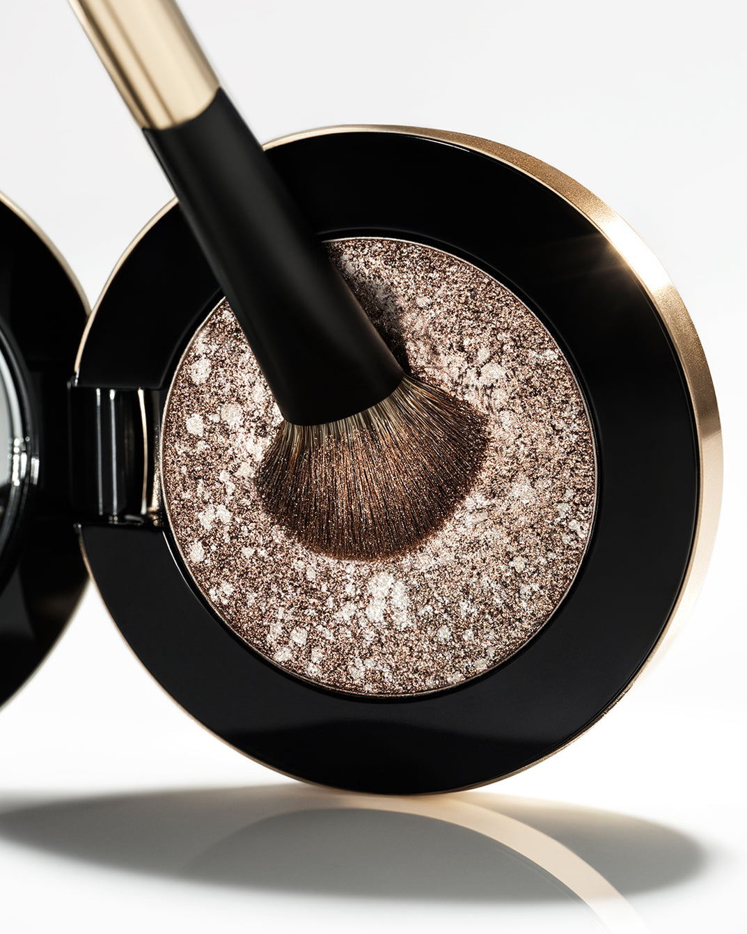 Multi-Chromatic Eyeshadow With A Metallic Finish - MAKE Beauty