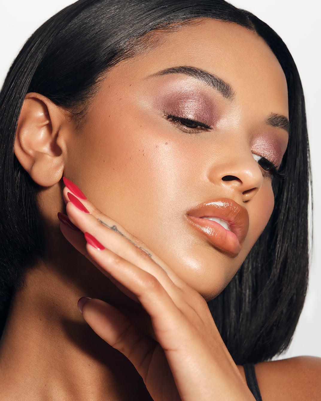 Multi-Chromatic Eyeshadow With A Metallic Finish - MAKE Beauty