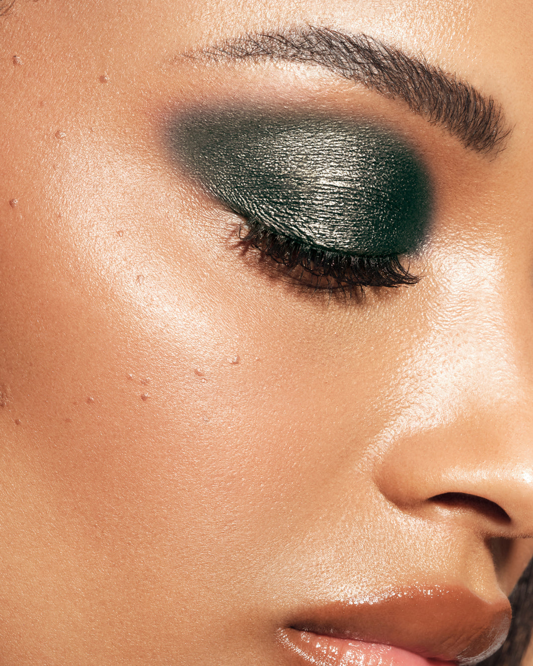 Multi-Chromatic Eyeshadow With A Metallic Finish - MAKE Beauty